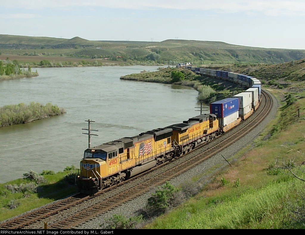 UP 4983 winds it's way along the Snake River